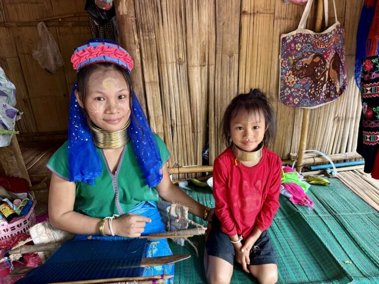 Bei den Langhalsfrauen von Chiang Rai: Kultur oder Kommerz? – Wochenblitz